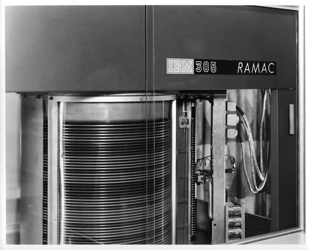 IBM 305, il primo Hard Disk della storia debutta nel 1956 | GamesVillage.it IBM 305, il primo Hard Disk della storia debutta nel 1956 | GamesVillage.it